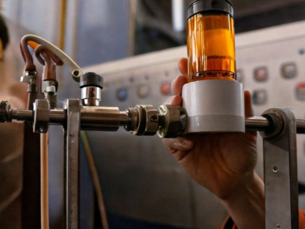 Hydraulic fluid contamination: monitoring and predictive maintenance